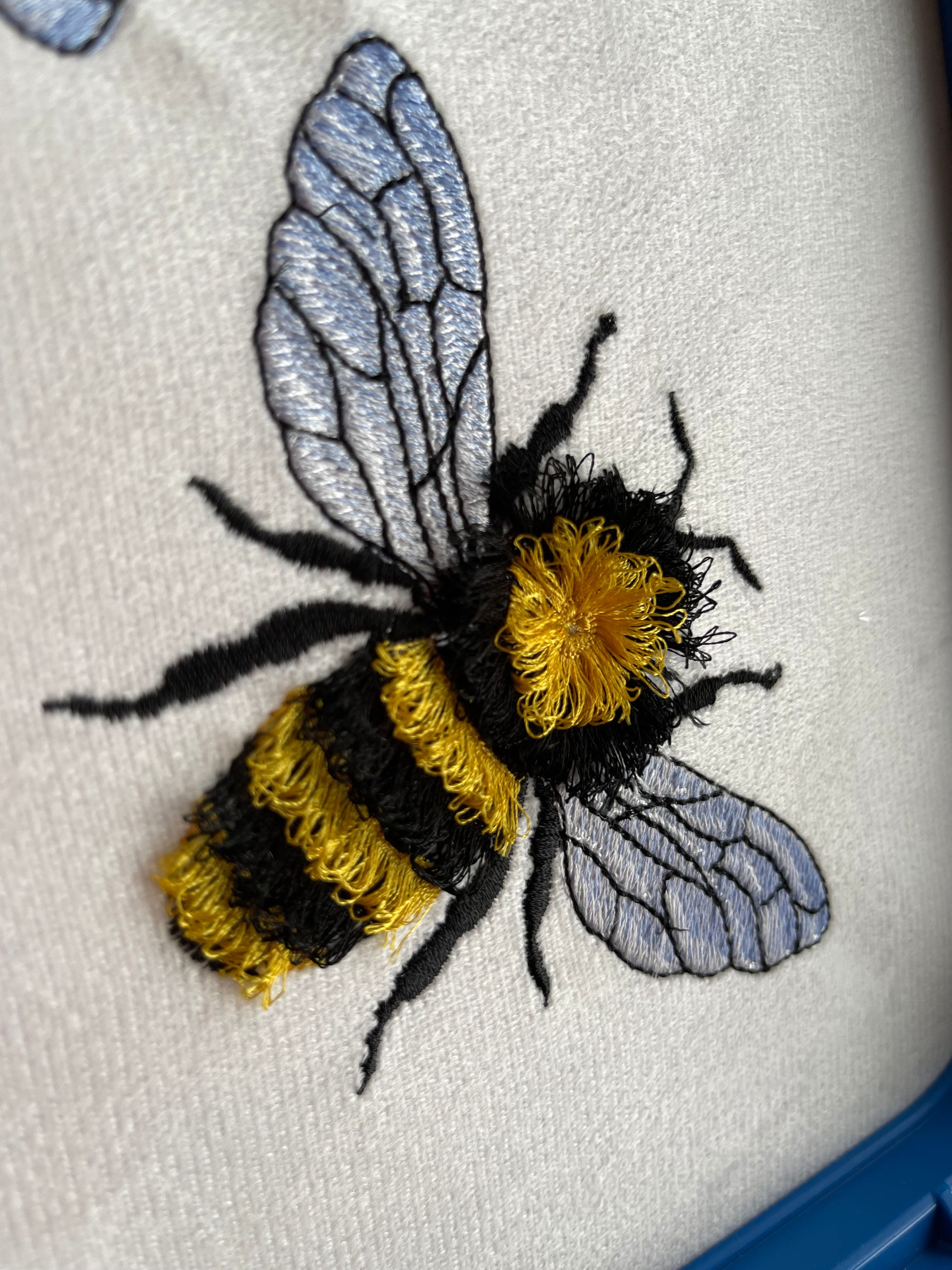 Fringed Bee cute honeybee insect machine embroidery designs 3.5, 4, 5 ...